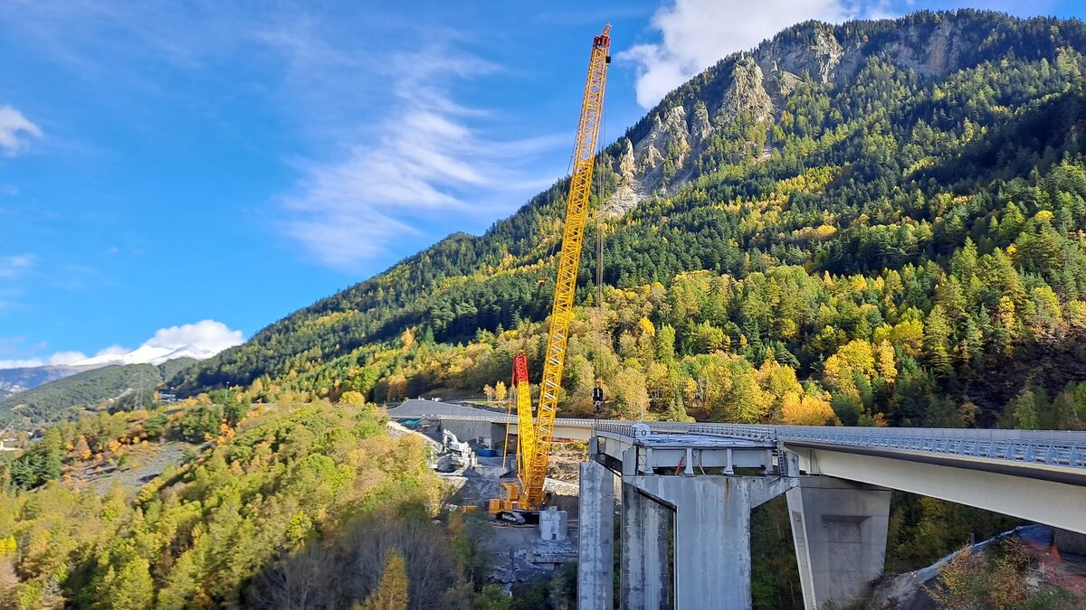 Bridge lift of the old Viaduct of Charmaix with LR11350 on the steep ...
