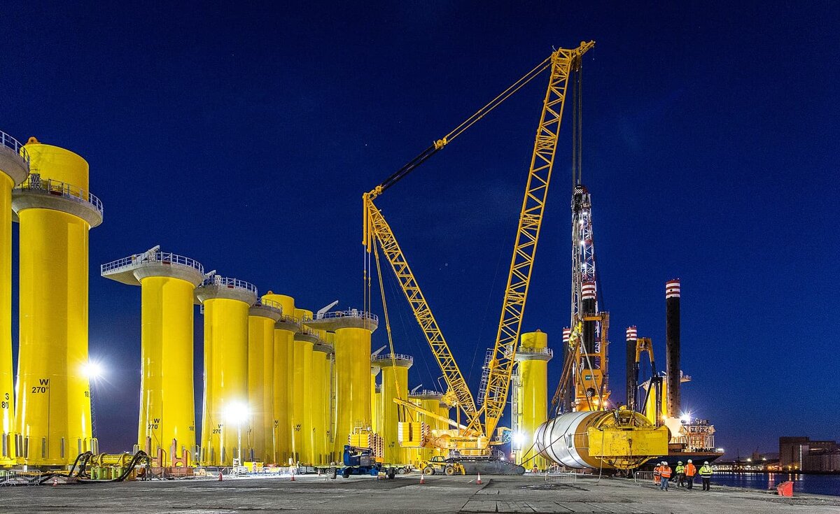 Heavy duty logistics at the worldwide largest offshore wind farm Walney ...